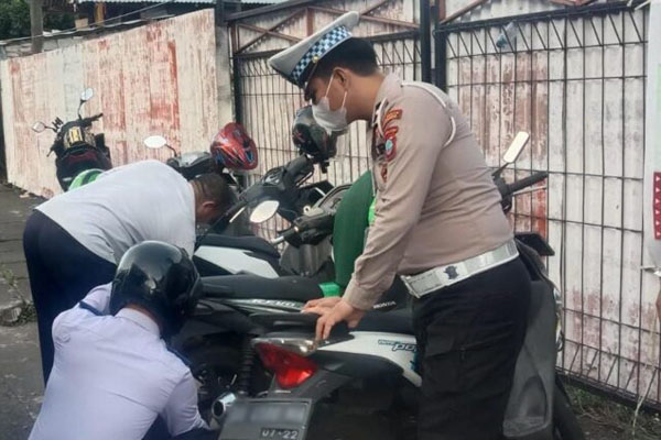 TRIBRATA – Tim Gabungan Lakukan Penertiban Parkir Liar Kendaraan di Manado