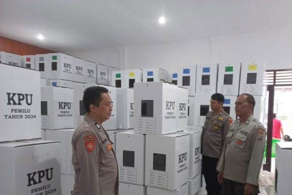 TRIBRATA – Personel Pengamanan Kantor KPU Rutin Cek Perangkat Pemilu di Gudang Logistik