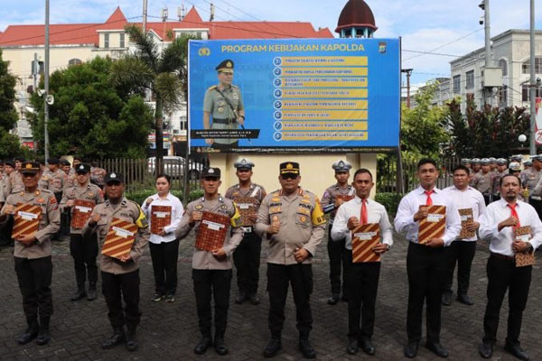 TRIBRATA – Kapolresta Manado Berikan Penghargaan kepada Satker dan Personel Berprestasi