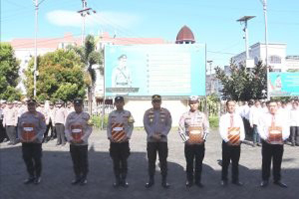TRIBRATA – Kapolresta Manado Beri Reward Satker dan Personel Berprestasi